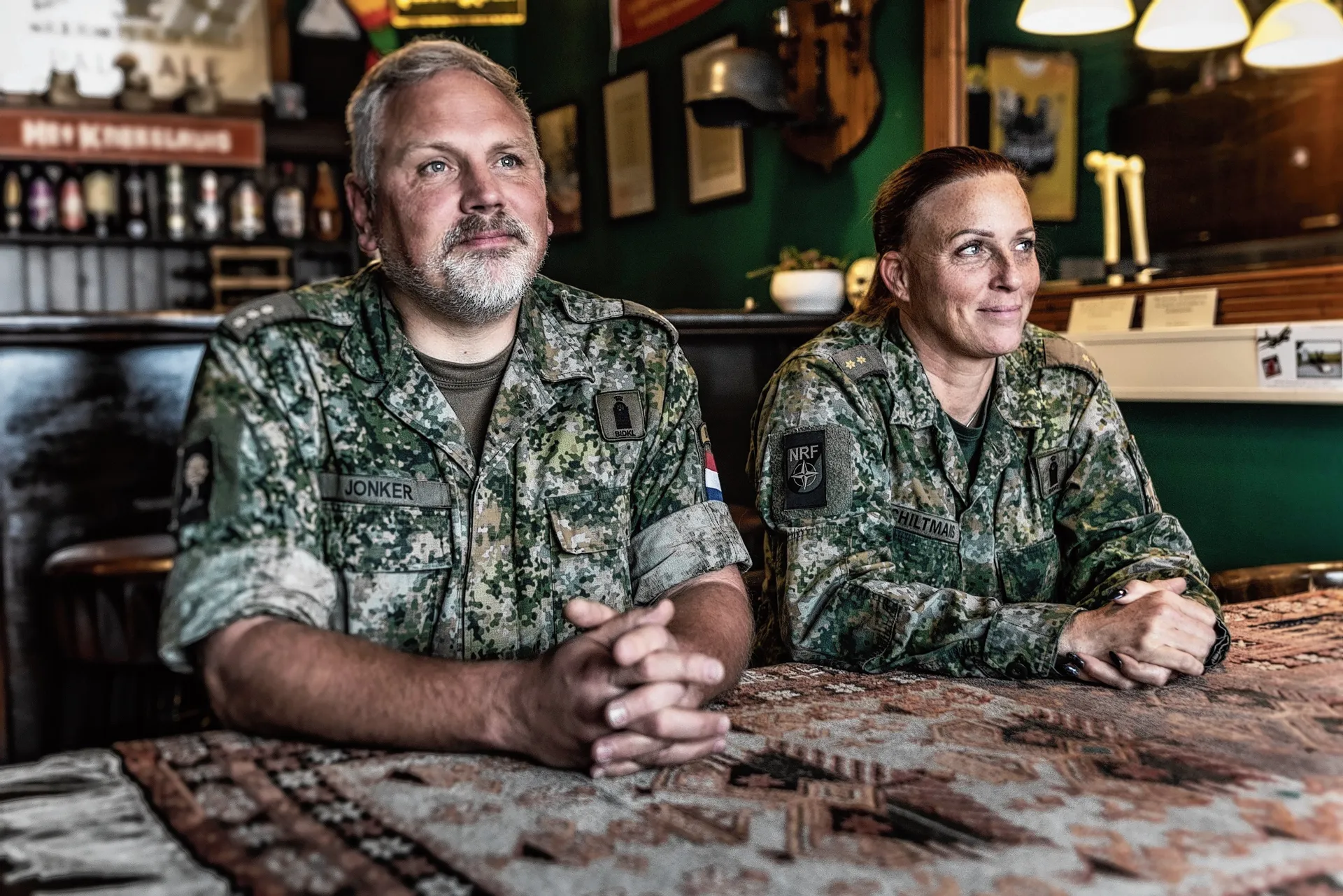 De kleinste eenheid van de landmacht zoekt uit wie de onbekende ...