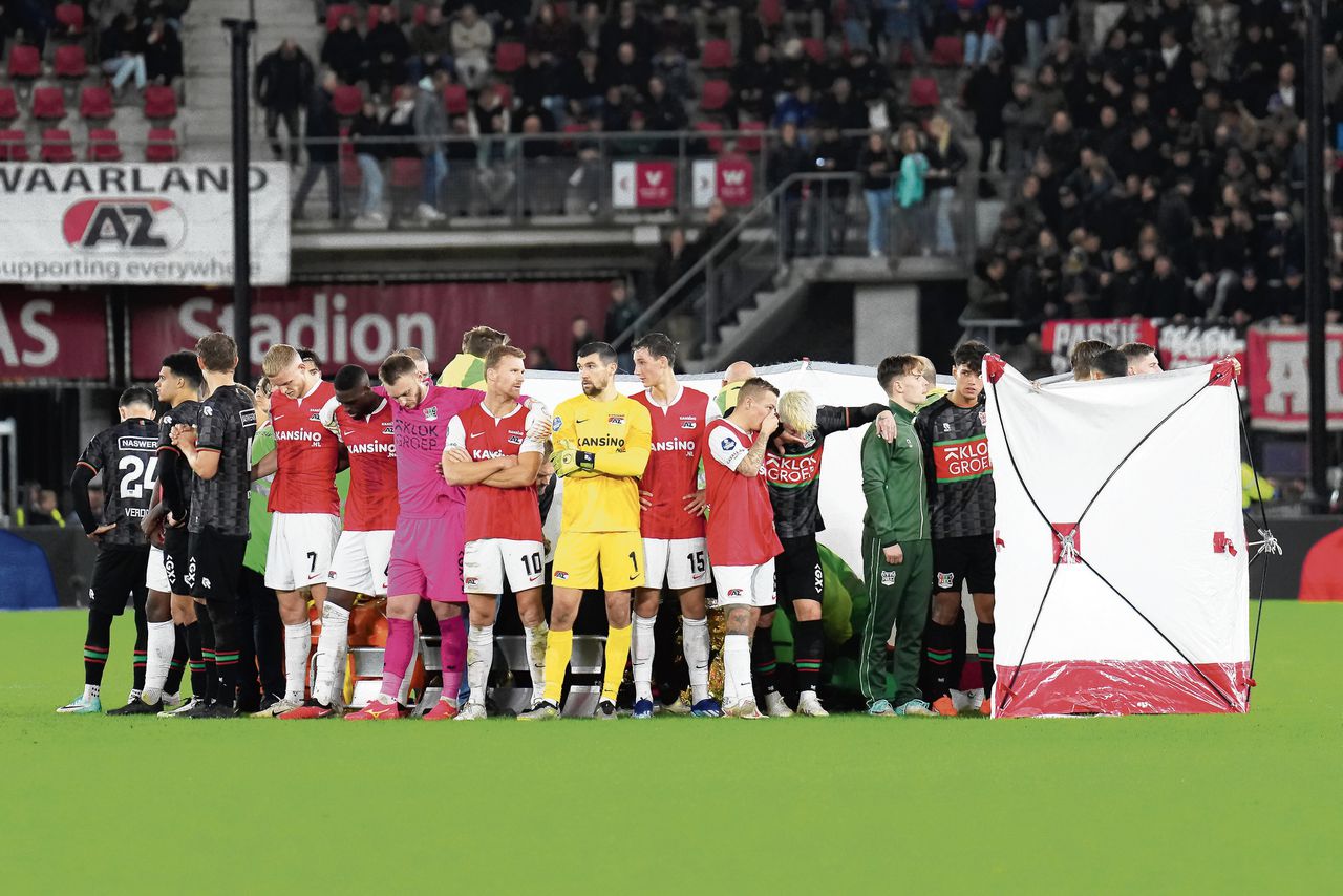Bas Dost zakt in elkaar op het veld, AZ - NEC gestaakt - NRC