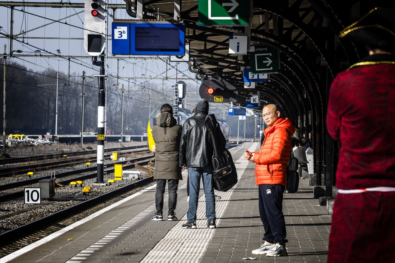 Minder treinen op tijd, NS boekt wederom verlies - NRC
