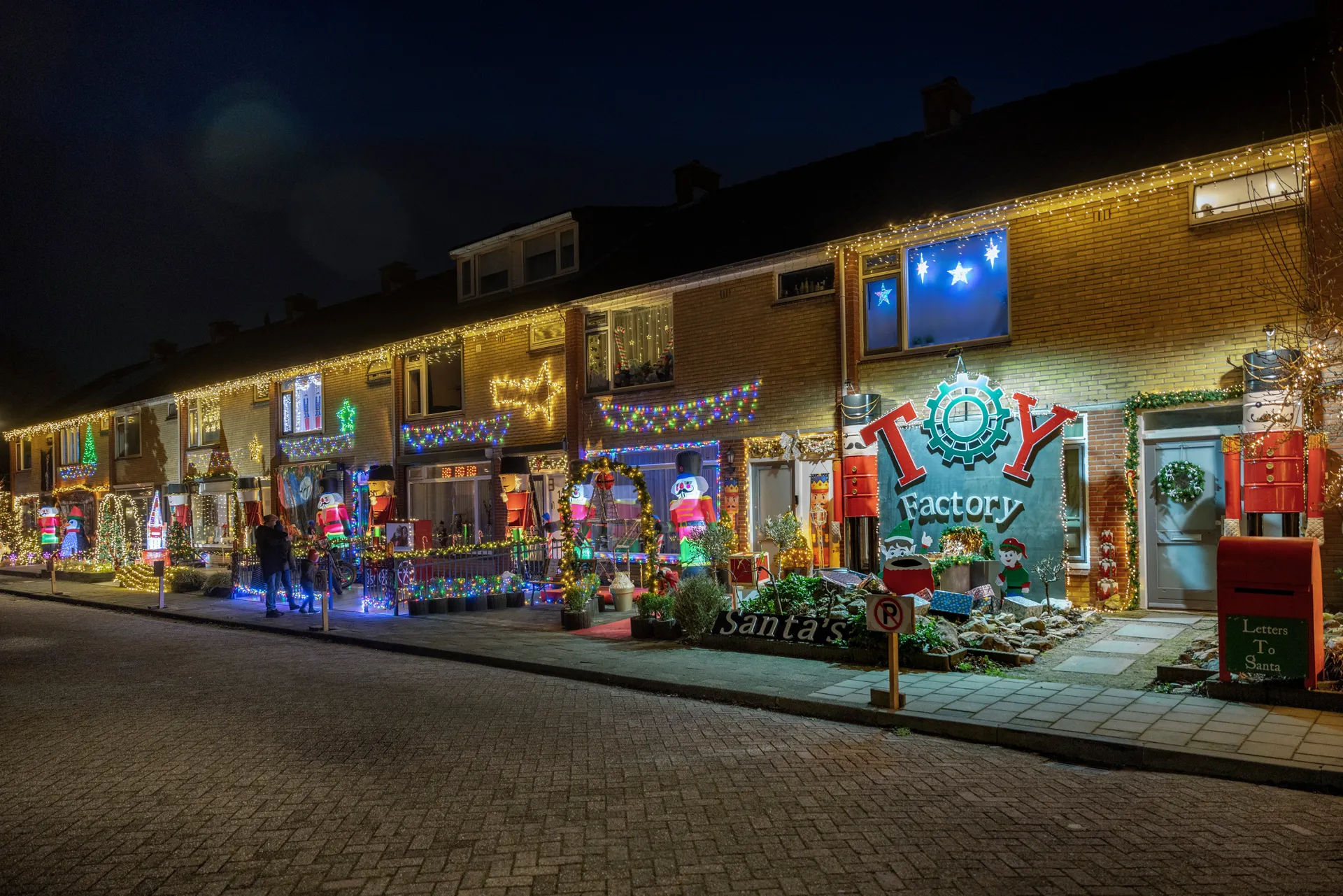 Met de kerstversiering ‘gaat het heel hard’ in Arkel: het begon met lichtjes, nu staat een ...