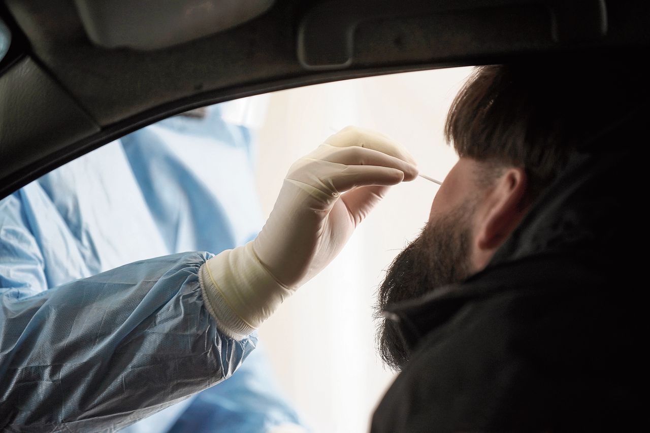 Grote bedrijven wijken uit naar commerciële coronatesters - NRC