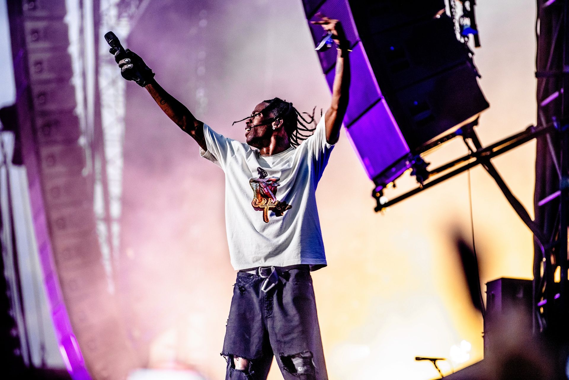 Vol woede krijst en springt rapper Travis Scott, en duizenden zwetende ...