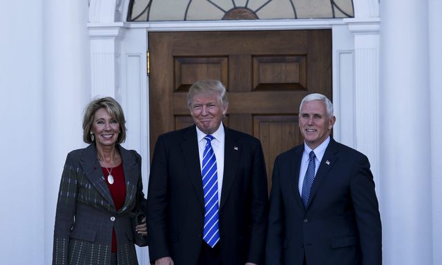 Omstreden DeVos benoemd tot minister van Onderwijs VS - NRC