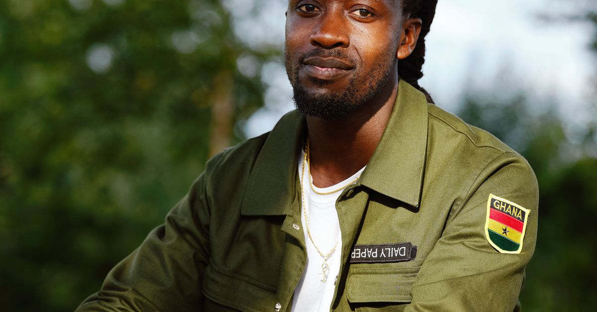 Akwasi en andere dichters in Poëziegeschenk nieuwe stijl - NRC