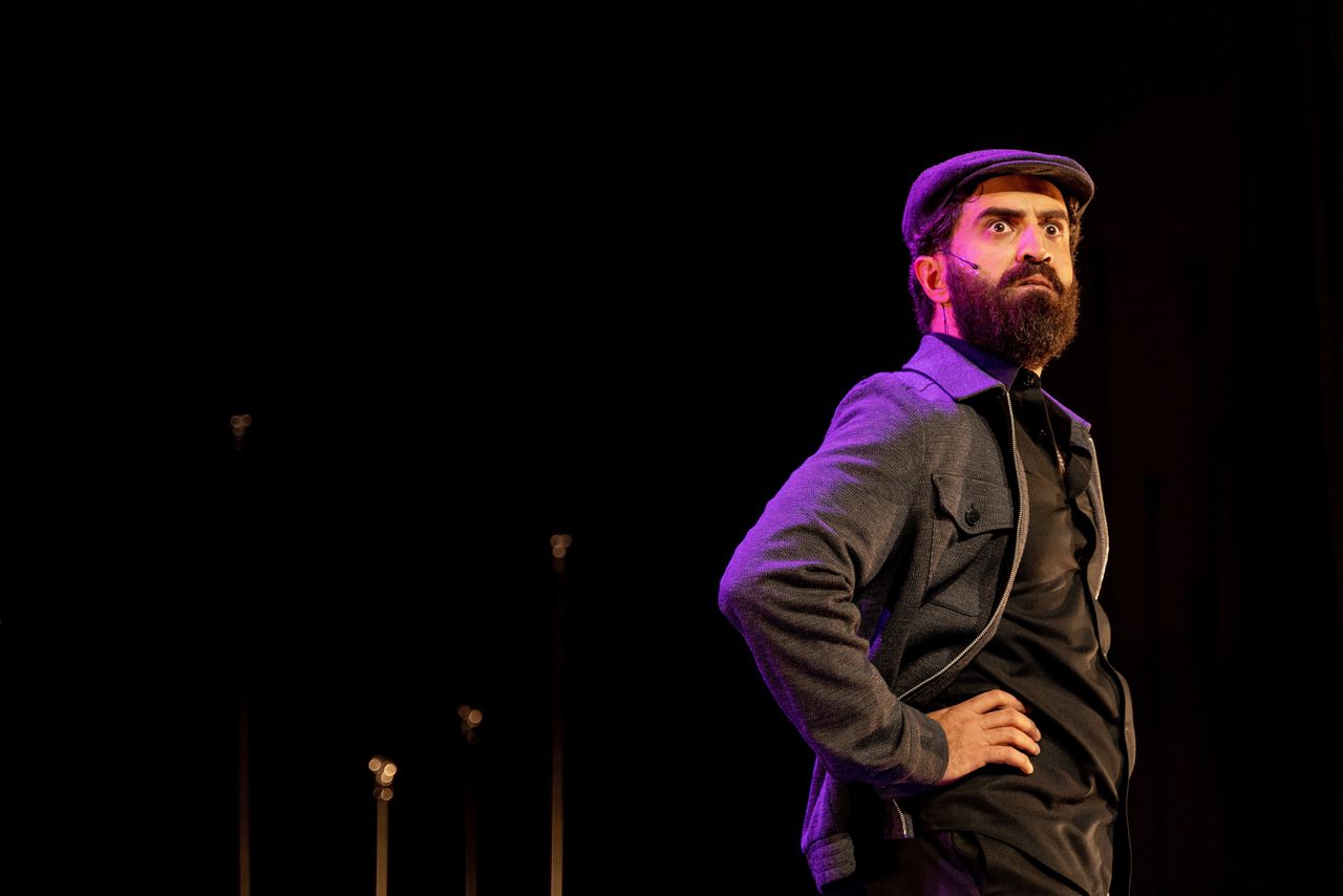 Steengoed cabaret van Saman Amini over de onmogelijkheid van integreren ...