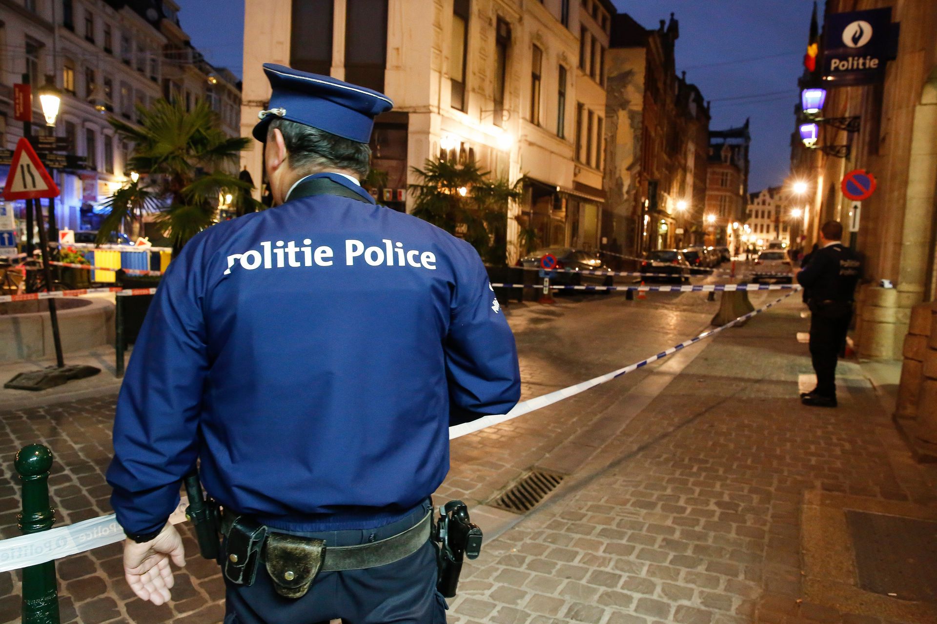 Politieagent in Brussel neergestoken - NRC