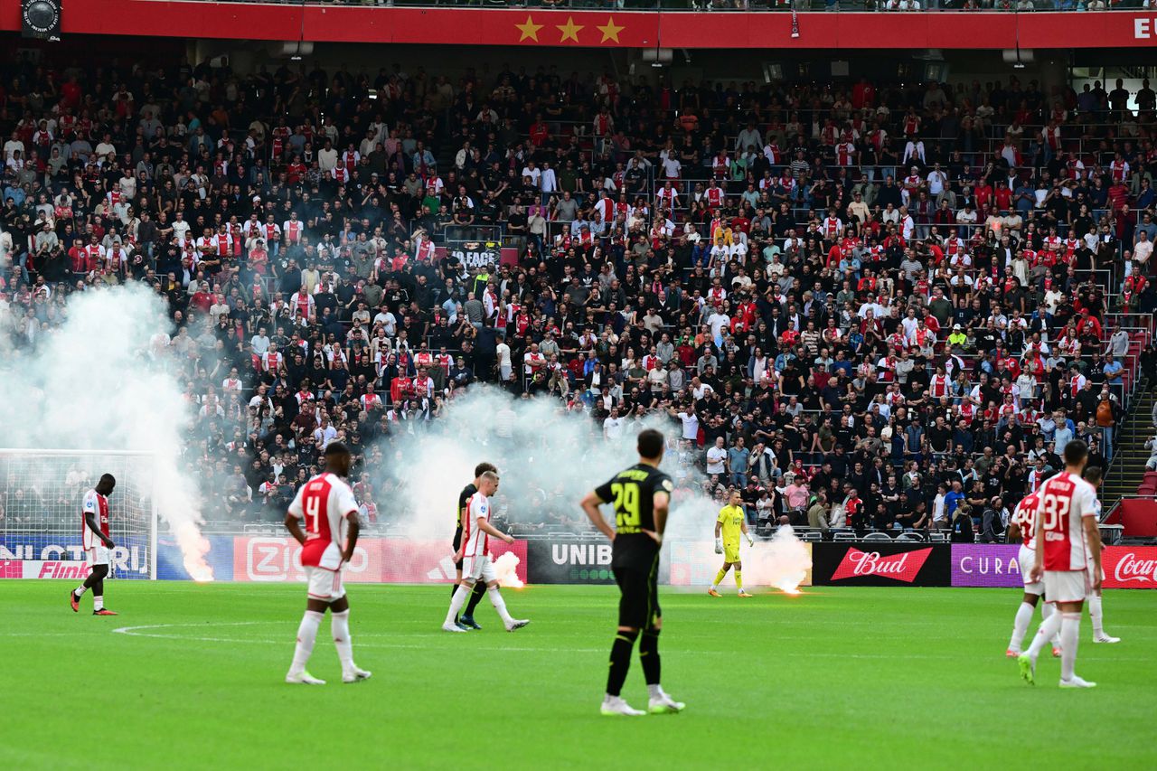 Ajax - Feyenoord definitief gestaakt: supporters gooien meerdere keren vuurwerk op het veld - NRC