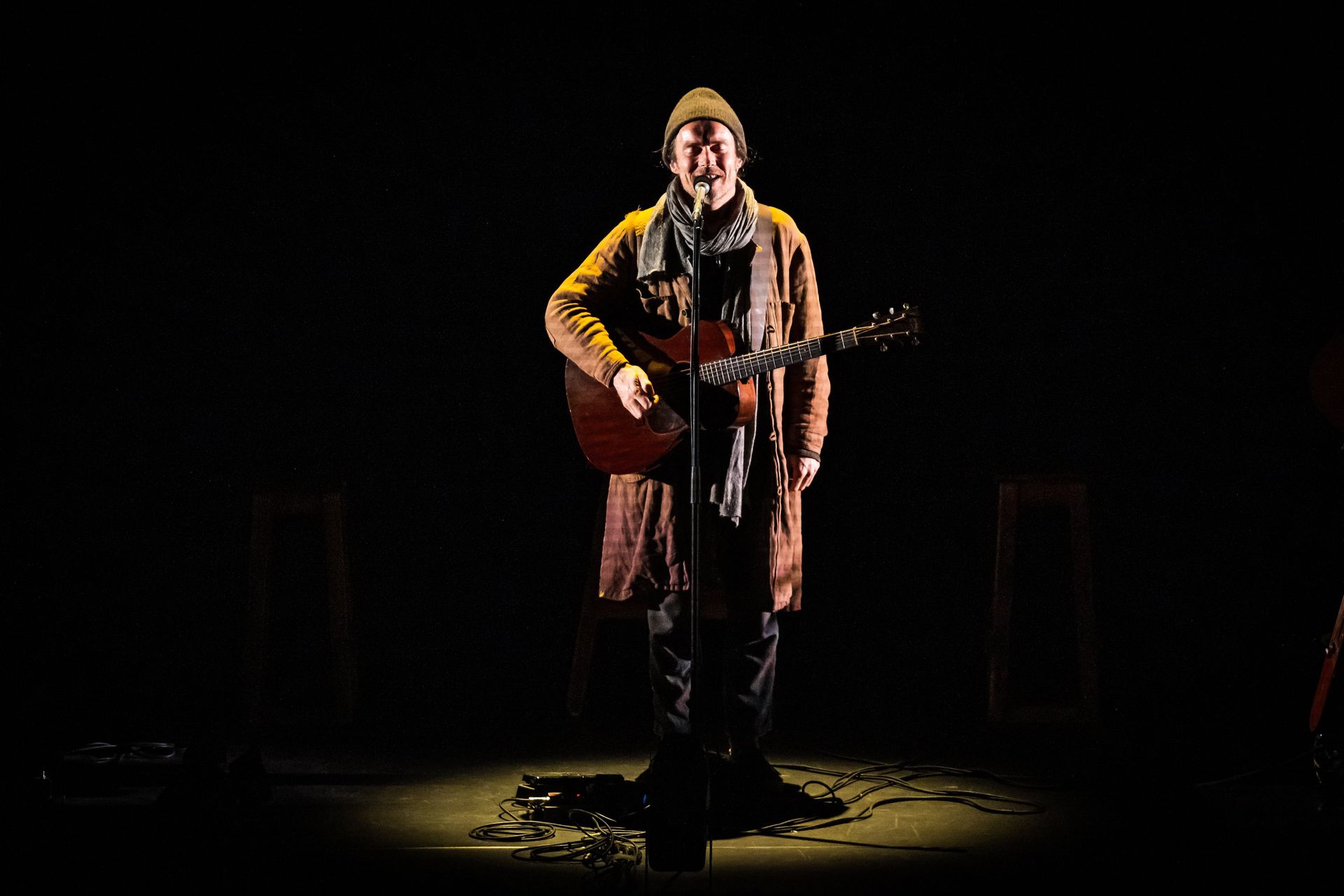 Damien Rice geeft magische eredienst met uitgebeende gitaarballades - NRC