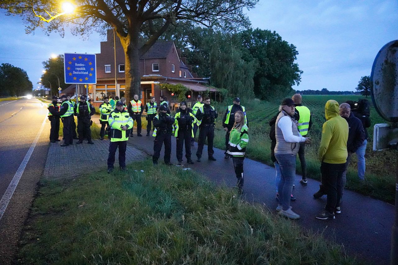 Voor de tweede avond op rij kwamen burgers zondag bijeen om eigenhandig ‘grenscontroles’ uit te ...