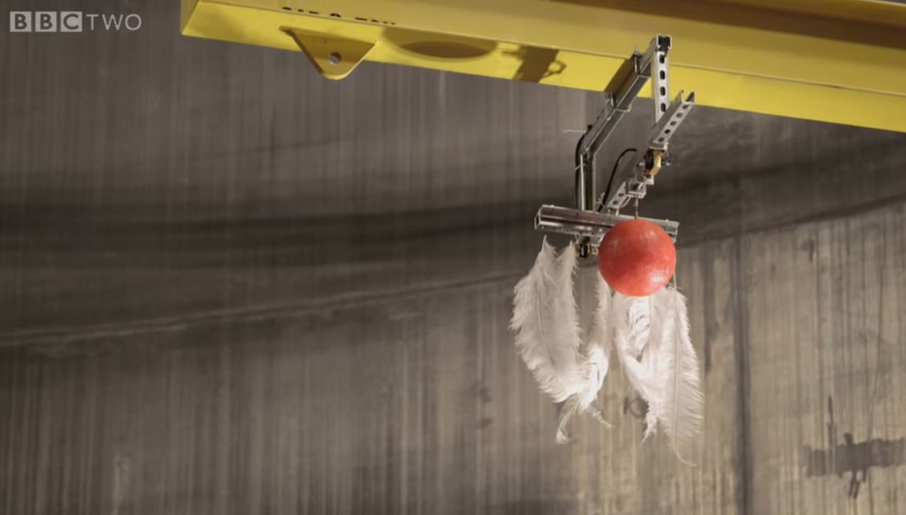 Bowlingbal of veren - wat valt er sneller in een vacuüm? - NRC