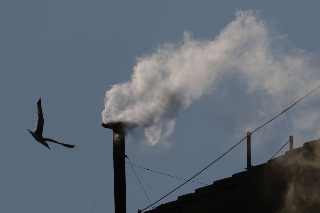 Witte rook uit Sixtijnse Kapel: kardinalen hebben nieuwe paus gekozen - NRC