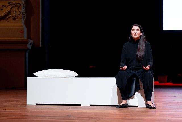 Marina Abramovic leidt Carré in groepsmeditatie - NRC