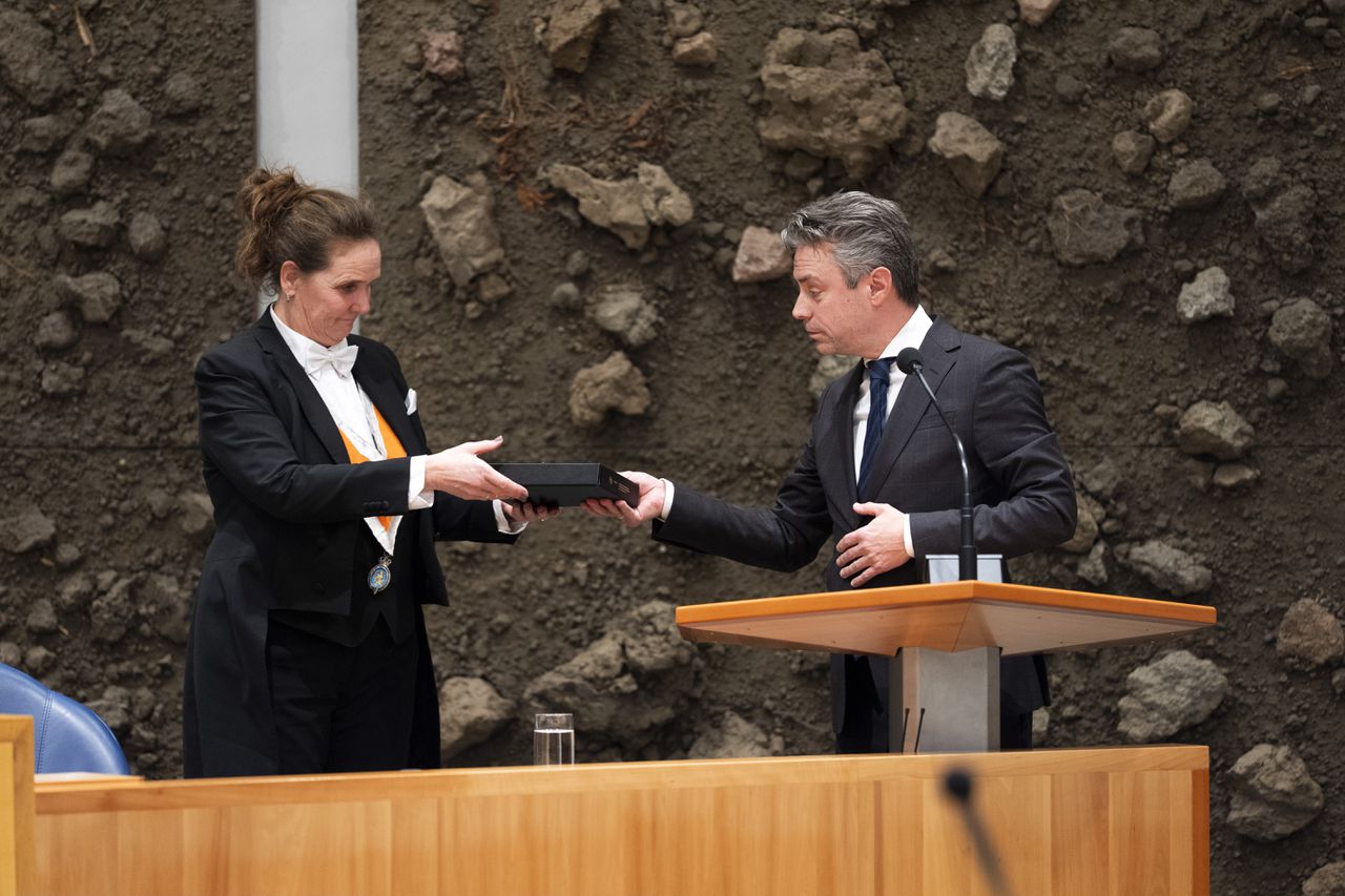 Chris Stoffer geeft bijbel aan Rob Jetten, Mirjam Bikker heeft ...