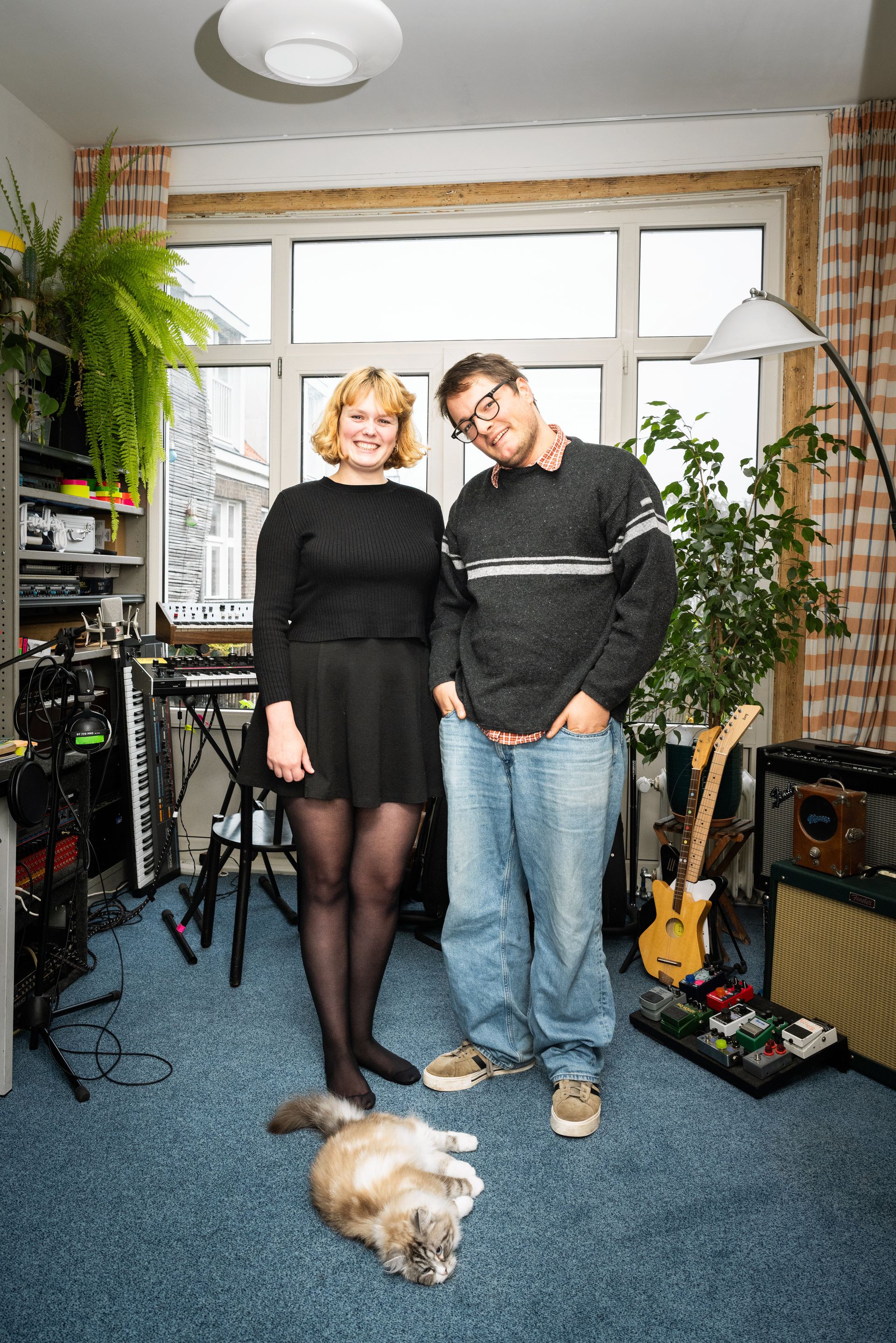 Indie-koppel Pip Blom en Willem Smit bezingen hun leven achter de ...