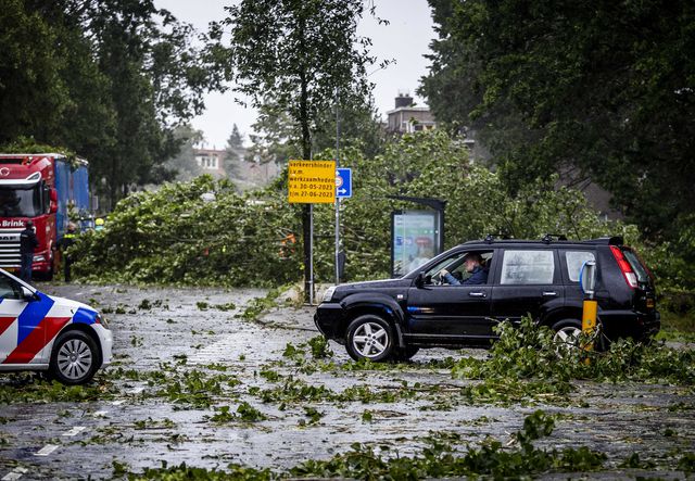 In beeld: storm Poly ontregelt het verkeer in Nederland - NRC