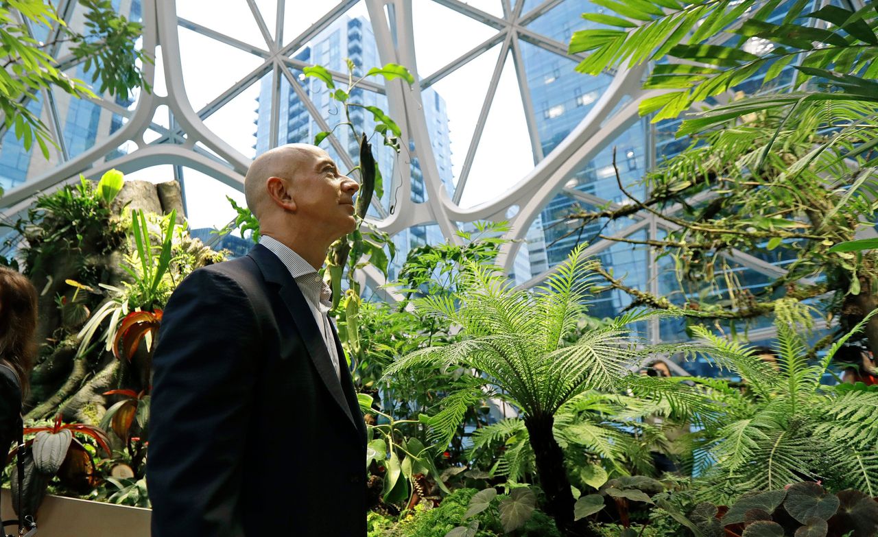 Amazon-topman Jeff Bezos: hypocriet of weldoener? - NRC