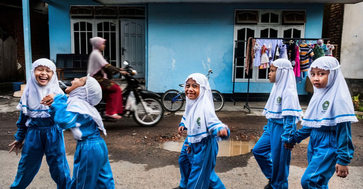 Islam in Indonesië: even een hoofddoek op voor de foto - NRC
