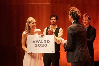 Elisabeth Hetherington charmeert met durf en schaterlach - NRC