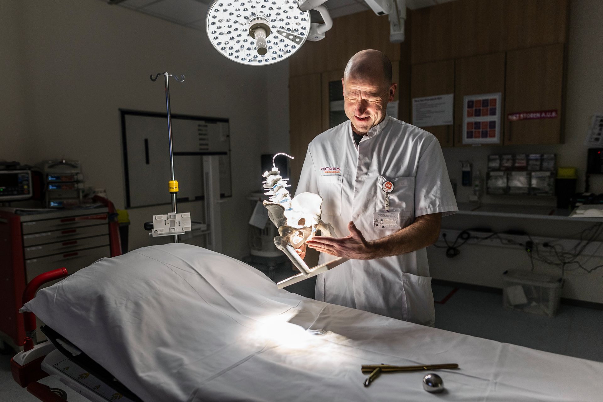 Waarom krijgen kwetsbare ouderen nog een dure heupoperatie? ‘Als ...