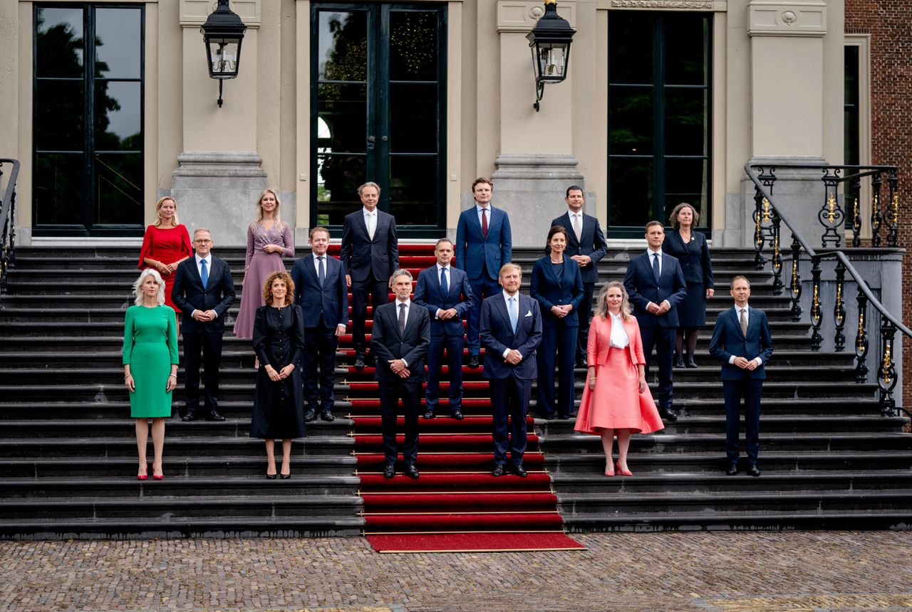 De nieuwe ministersploeg staat op het bordes - NRC