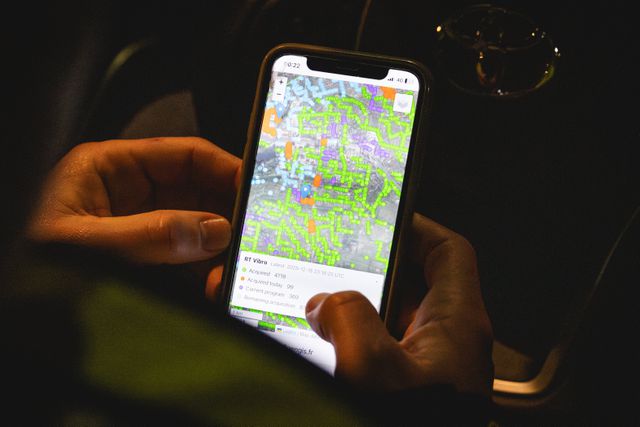 Trillend en rommelend speuren naar aardwarmte onder de smalle straten ...