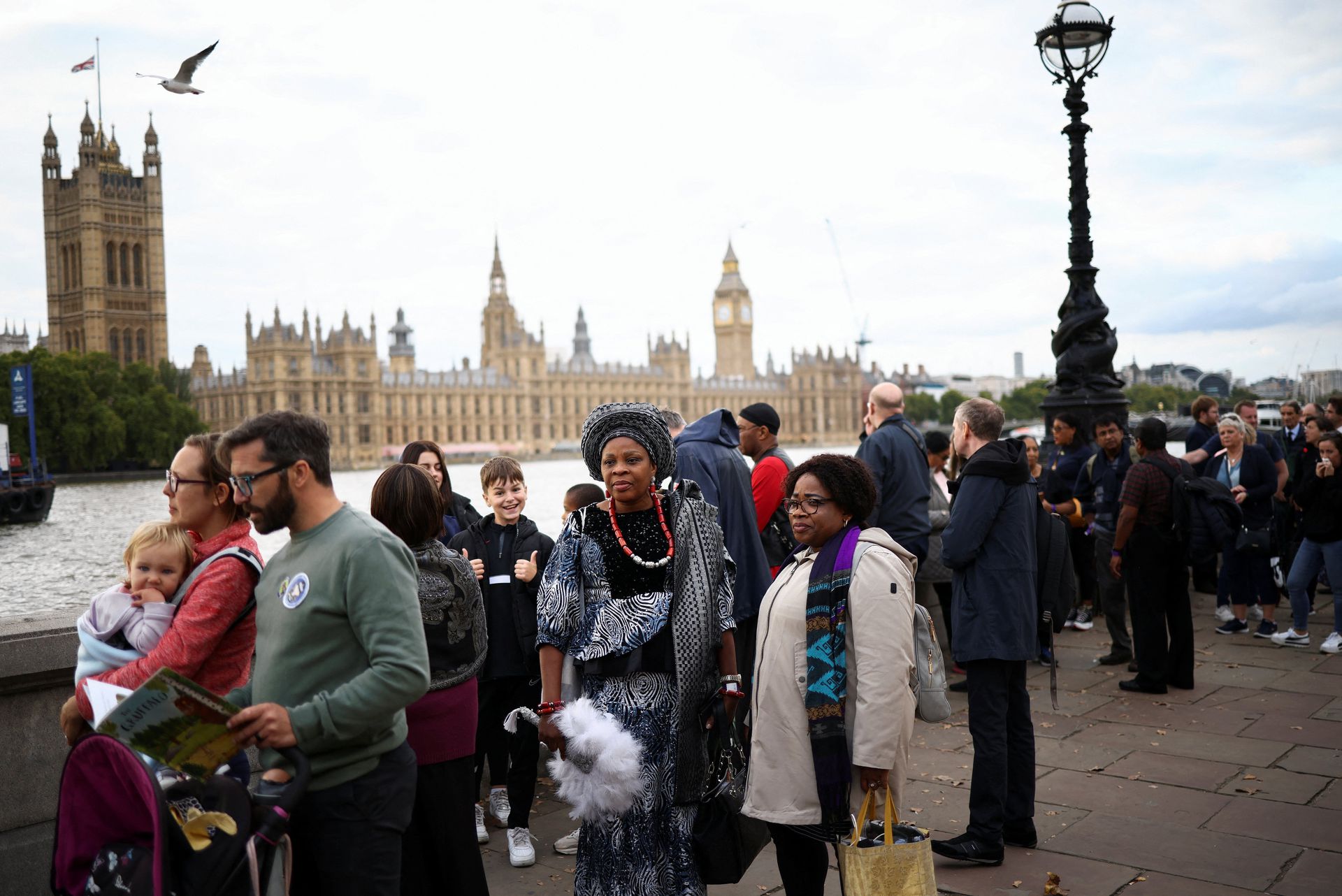 Veertien uur in de rij voor de Queen - NRC