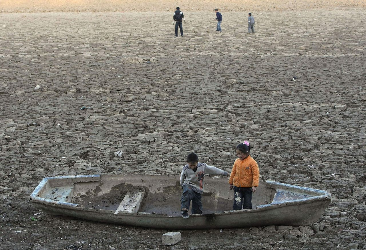 Uit de pomp druppelt slechts een kopje geel water - NRC
