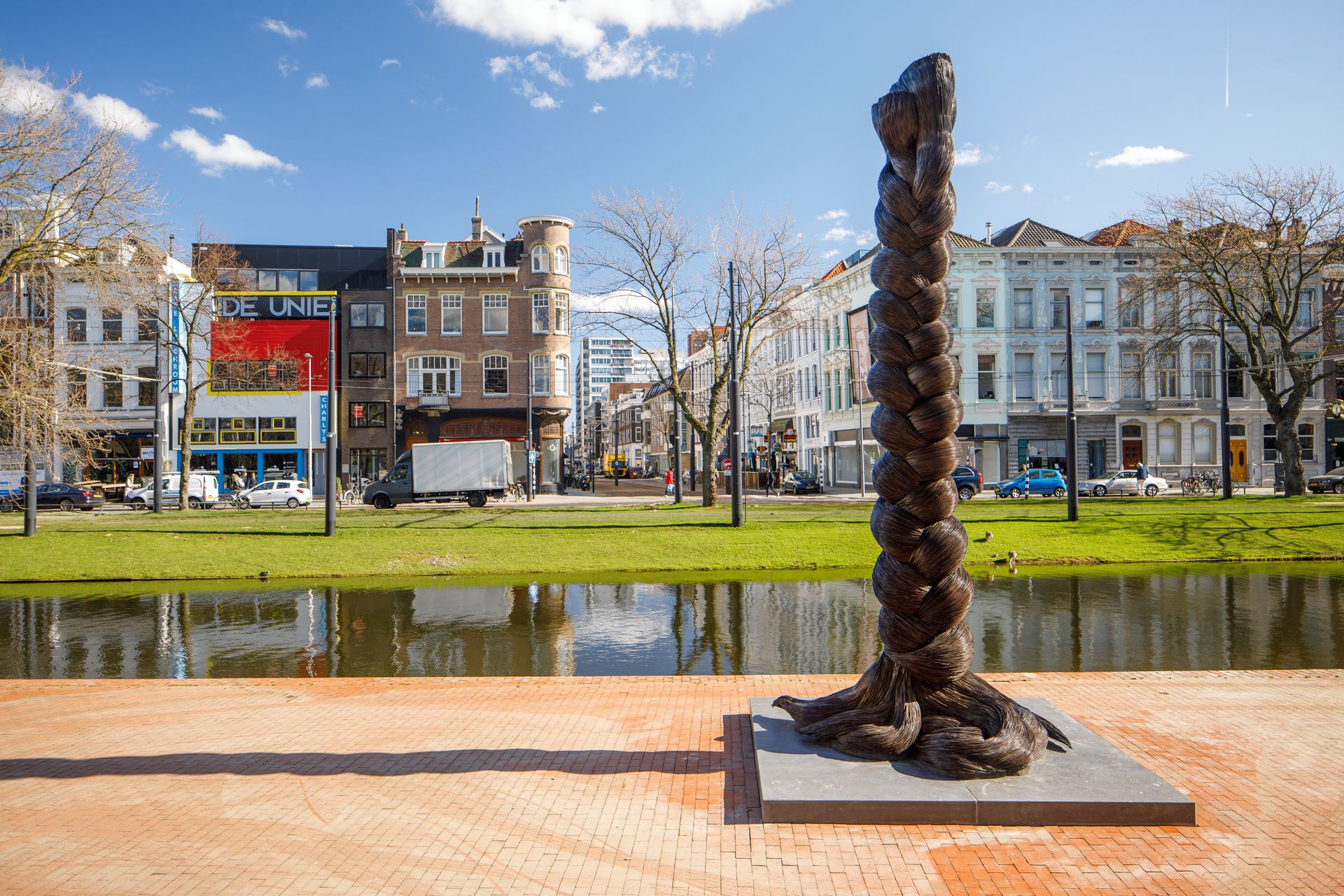 Op Internationale Vrouwendag wordt in Rotterdam het beeld ‘De Vlecht ...