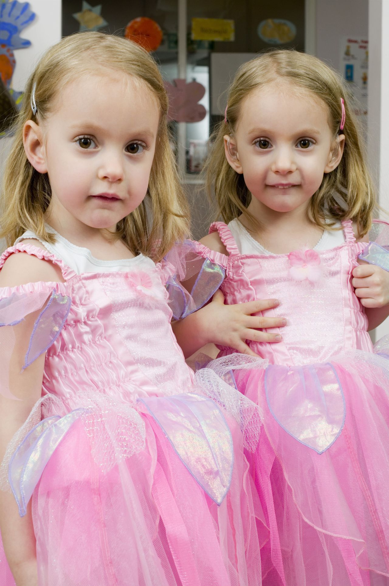 Eeneiige tweeling lijkt epigenetisch meer op elkaar dan twee-eiige - NRC