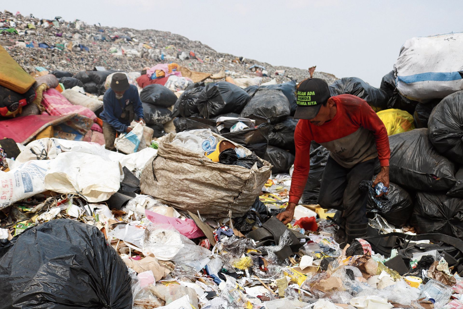 Maksudi verdient op zijn vuilnisbelt meer dan in de fabriek - NRC