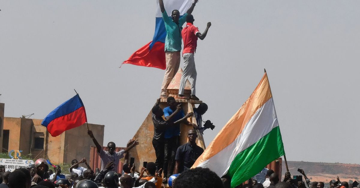 President van Niger is een jaar na de coup nog steeds een gevangene in ...