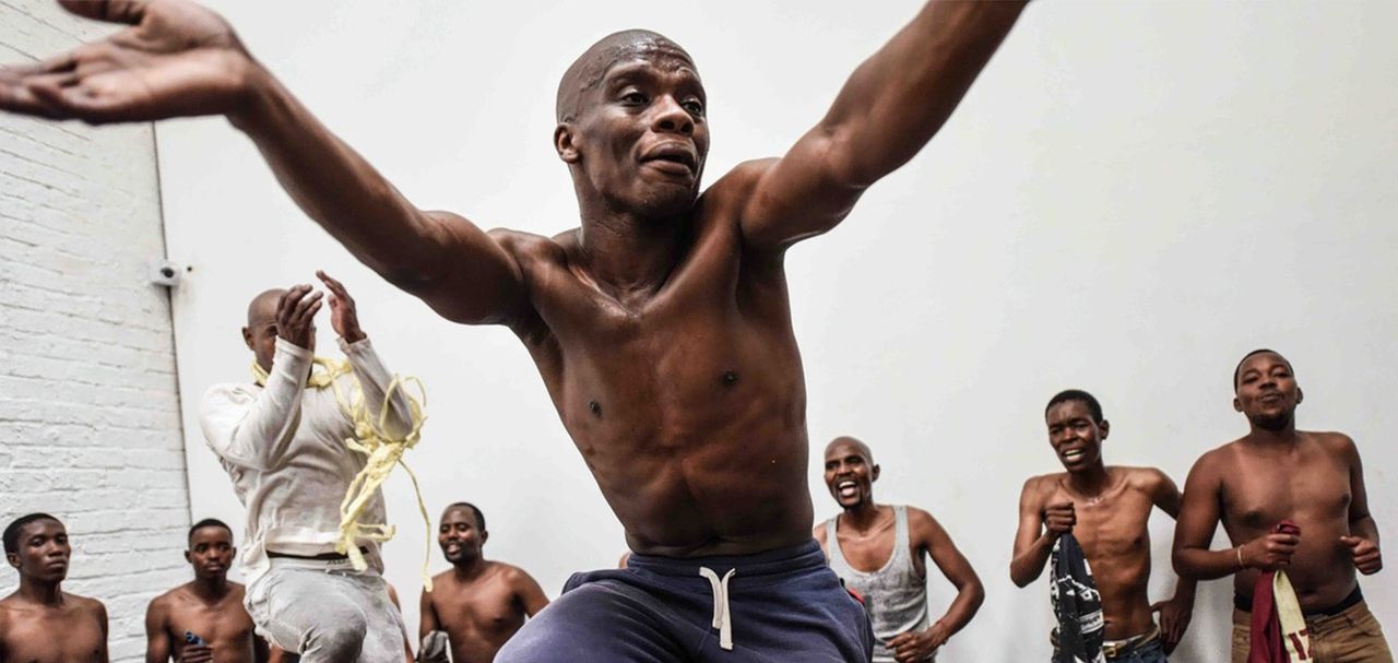 Een oorverdovende kakofonie van taal, geluid en ritme - NRC