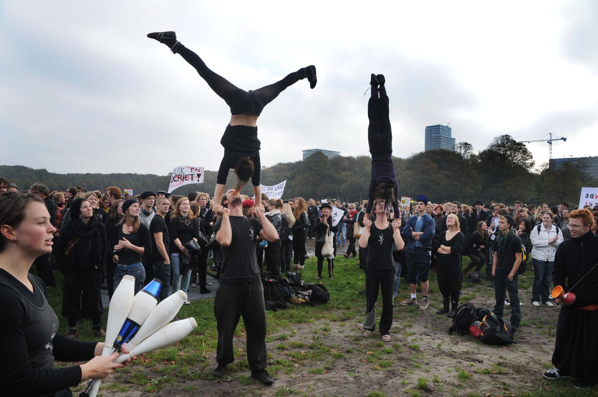 Protest tegen korten op kunsten - NRC
