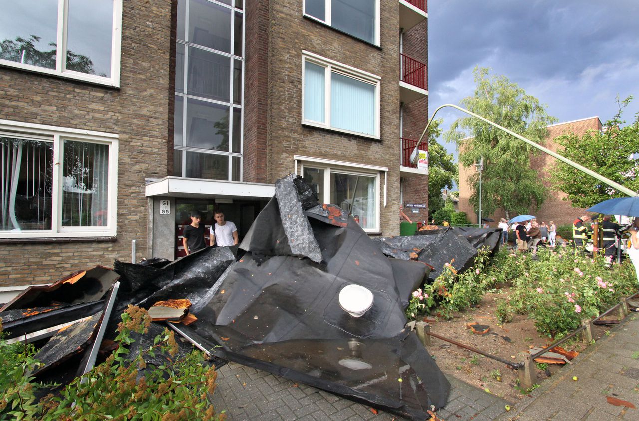 Storm: een dode, zwaargewonden en veel schade - NRC