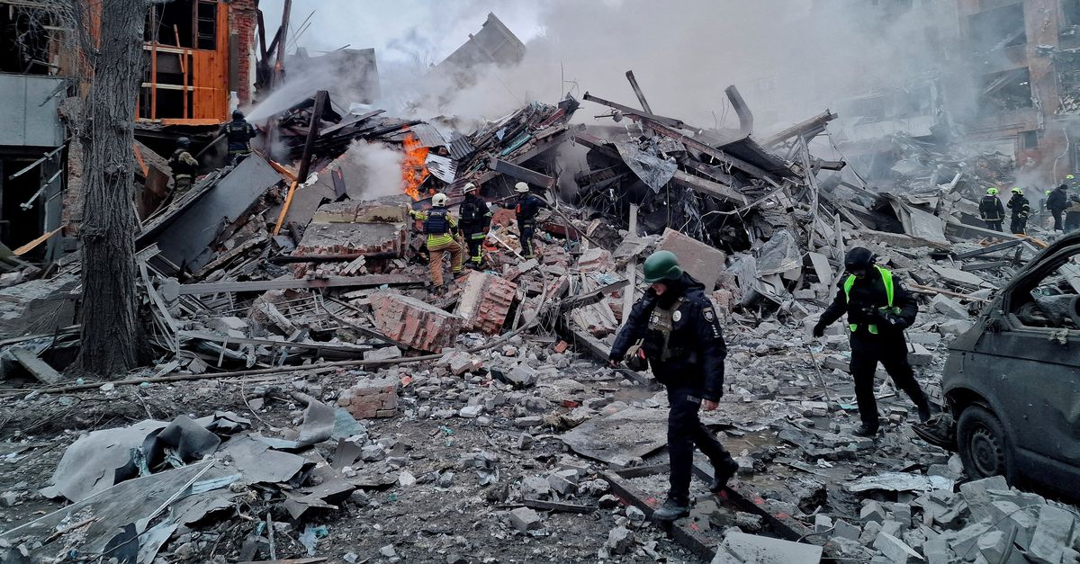 Twee doden en 28 gewonden na luchtaanval op appartementencomplex in ...