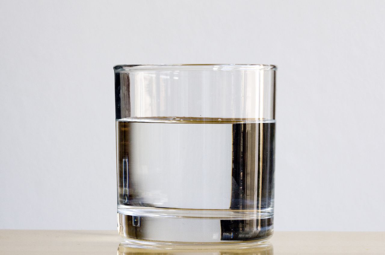 Afvallen? Drink voor de maaltijd een halve liter water - NRC