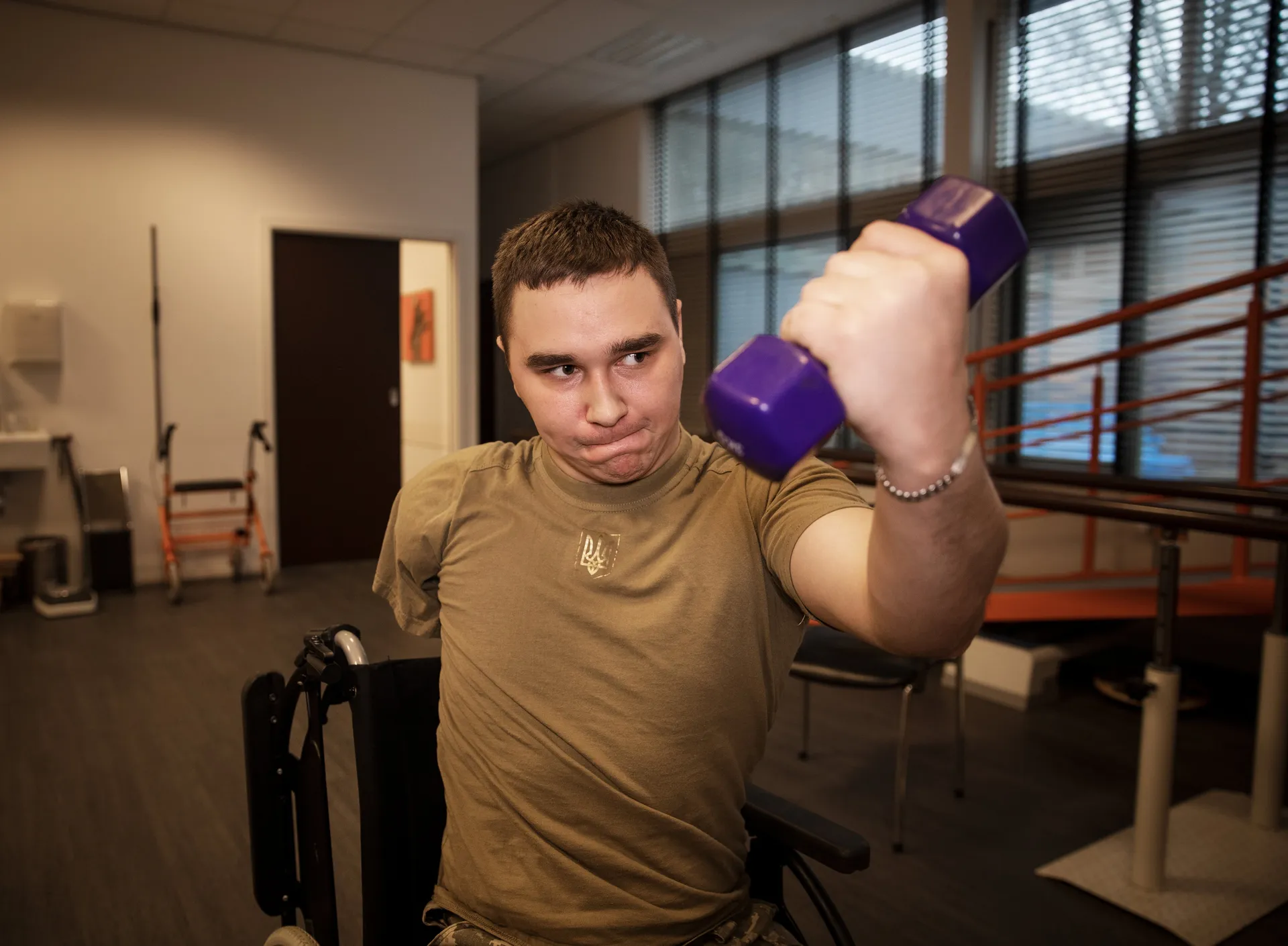 Soldaat Andri uit Oekraïne verloor een arm, een been, maar niet zijn ...