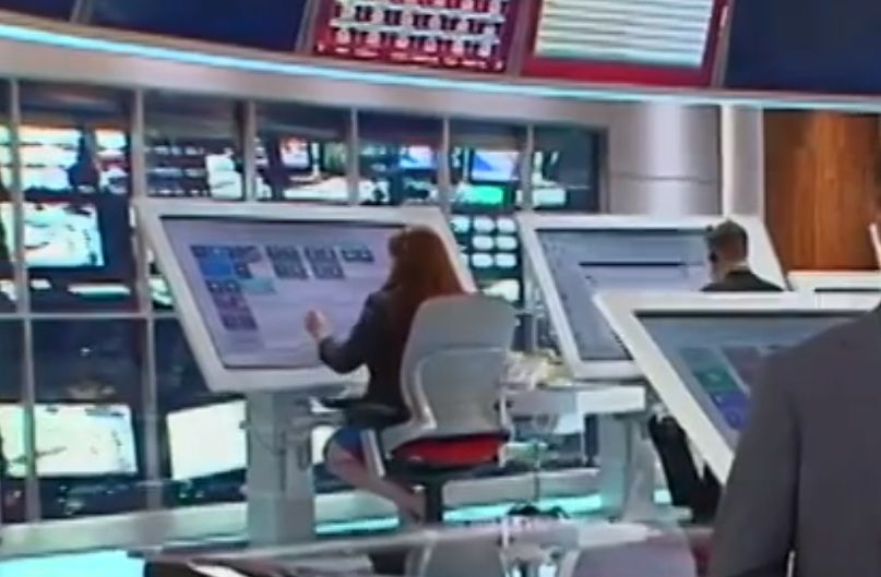 In de nieuwe tv-studio van Fox News is alles uit balans - NRC