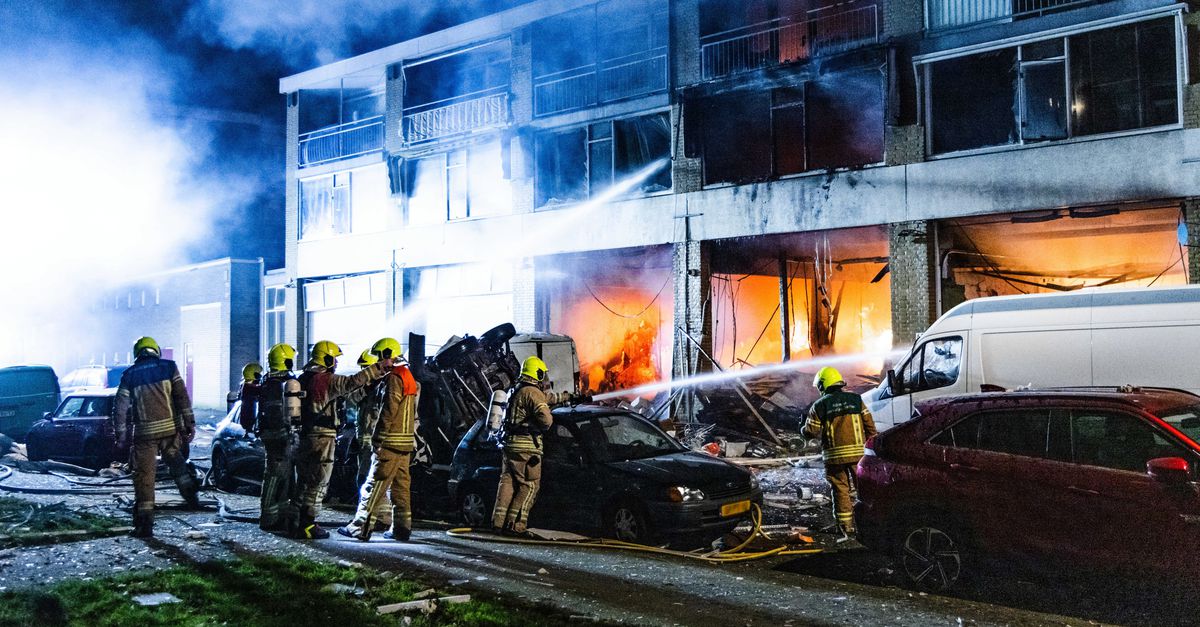 Drie vermisten na grote explosie en uitslaande brand in Rotterdam - NRC