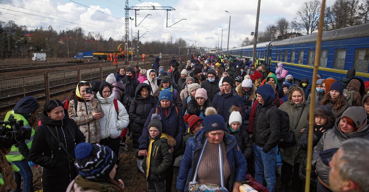 Slaapzakken, luiers, koekjes: uit heel Polen komt hulp - NRC