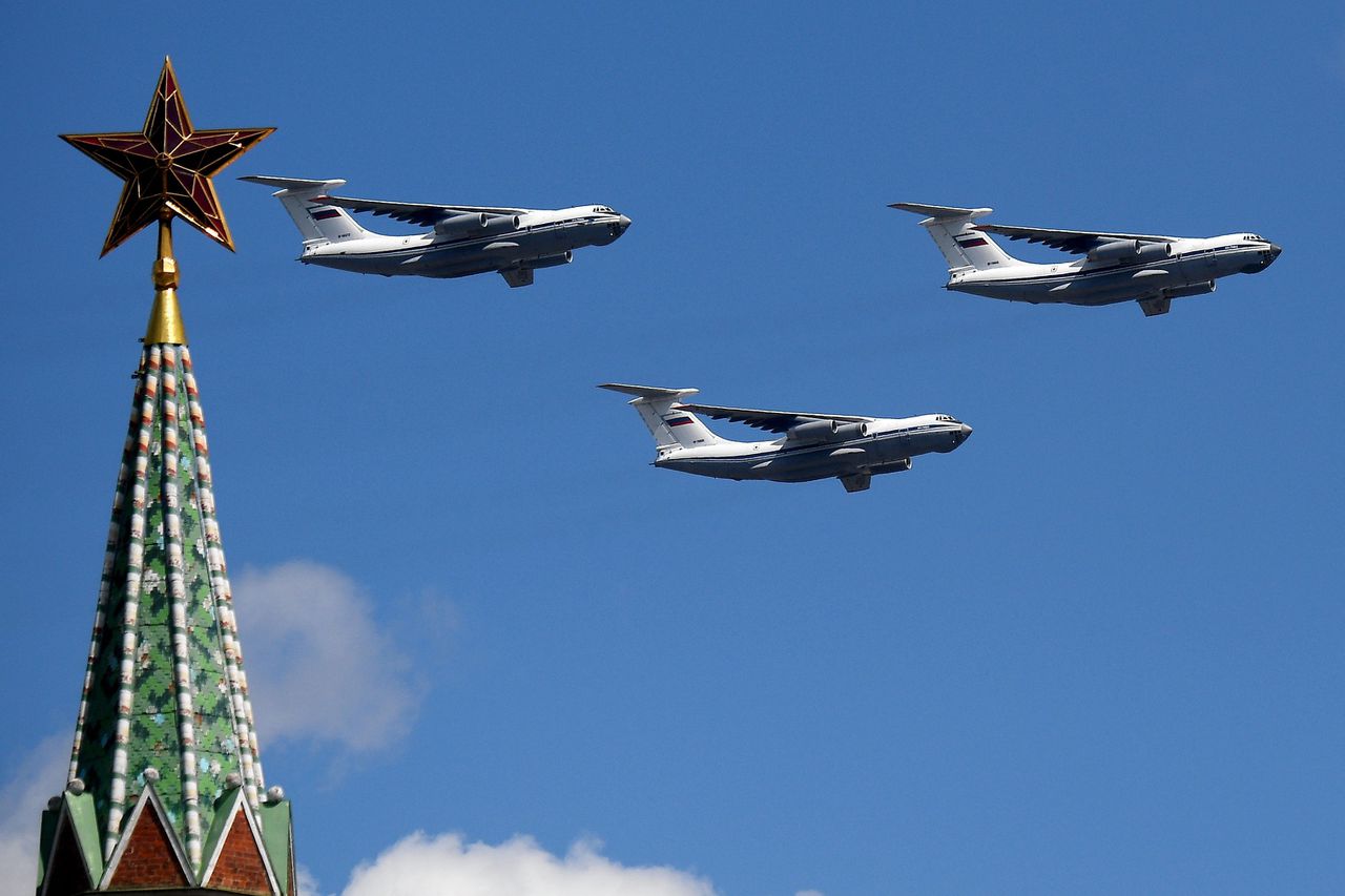 Russisch militair vliegtuig met 15 mensen aan boord stort neer - NRC