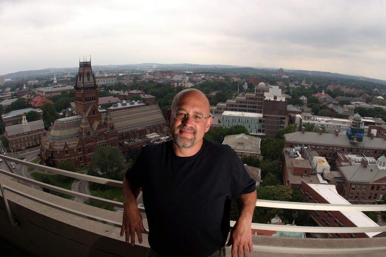 Daniel Gilbert: Hoe we steeds ons geluk vinden - NRC