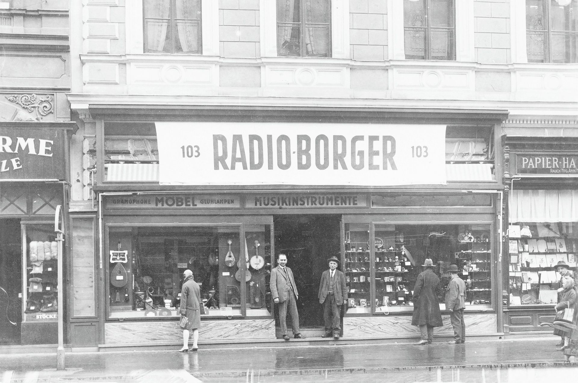 Julian Borger schreef het verhaal van zijn vader, die als Joods kind ...