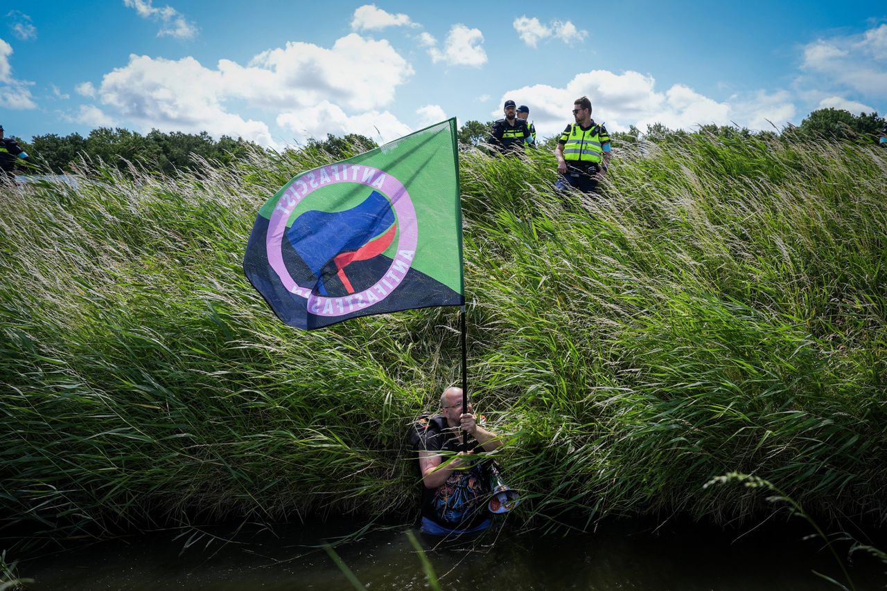 A44-blokkade lijkt lastige opgave: politie wacht klimaatactivisten op - NRC