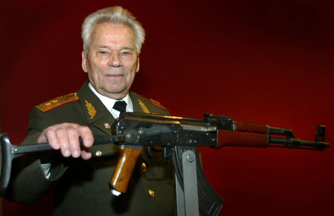 Michaïl Kalasjnikov, uitvinder van de AK-47, is overleden - NRC