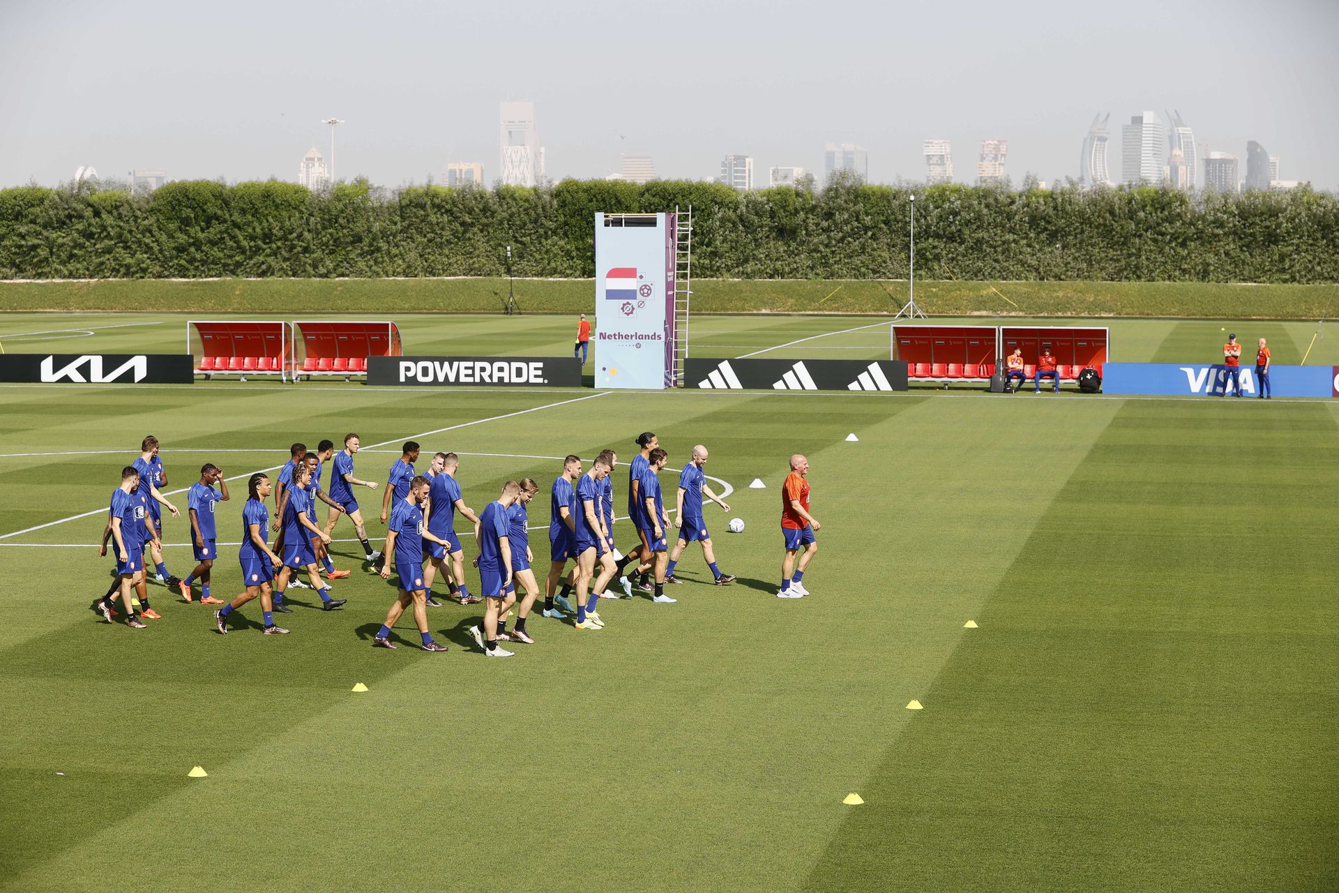Oranje begonnen met eerste training in Qatar - NRC