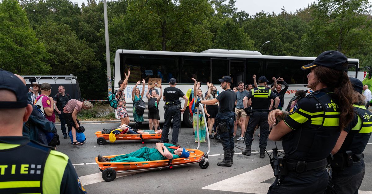 Vreedzame A12-demonstrant die zich laat afvoeren heeft voorlopig niets ...