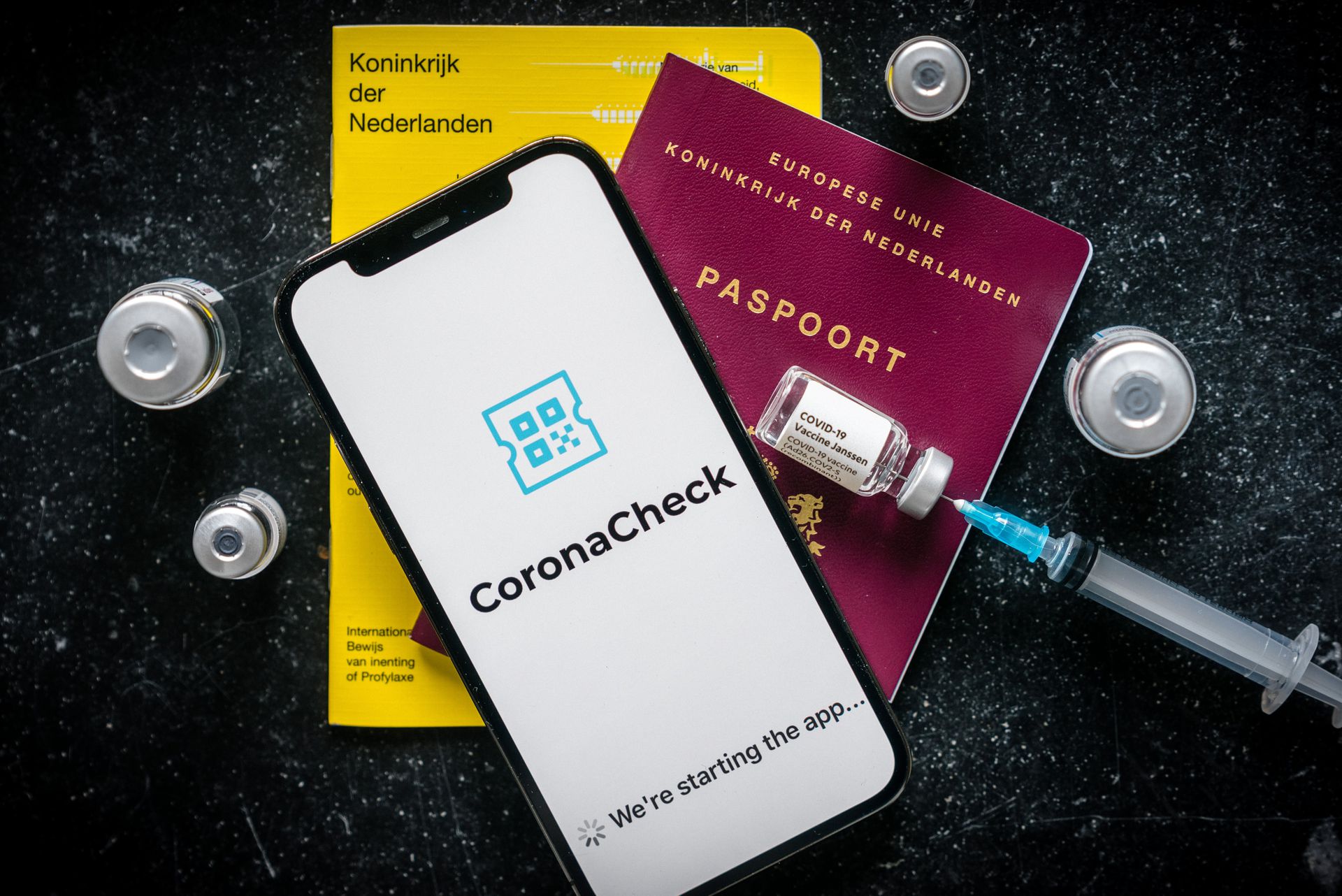 Drukte in de CoronaCheck-app vanwege vaccinatiebewijs - NRC