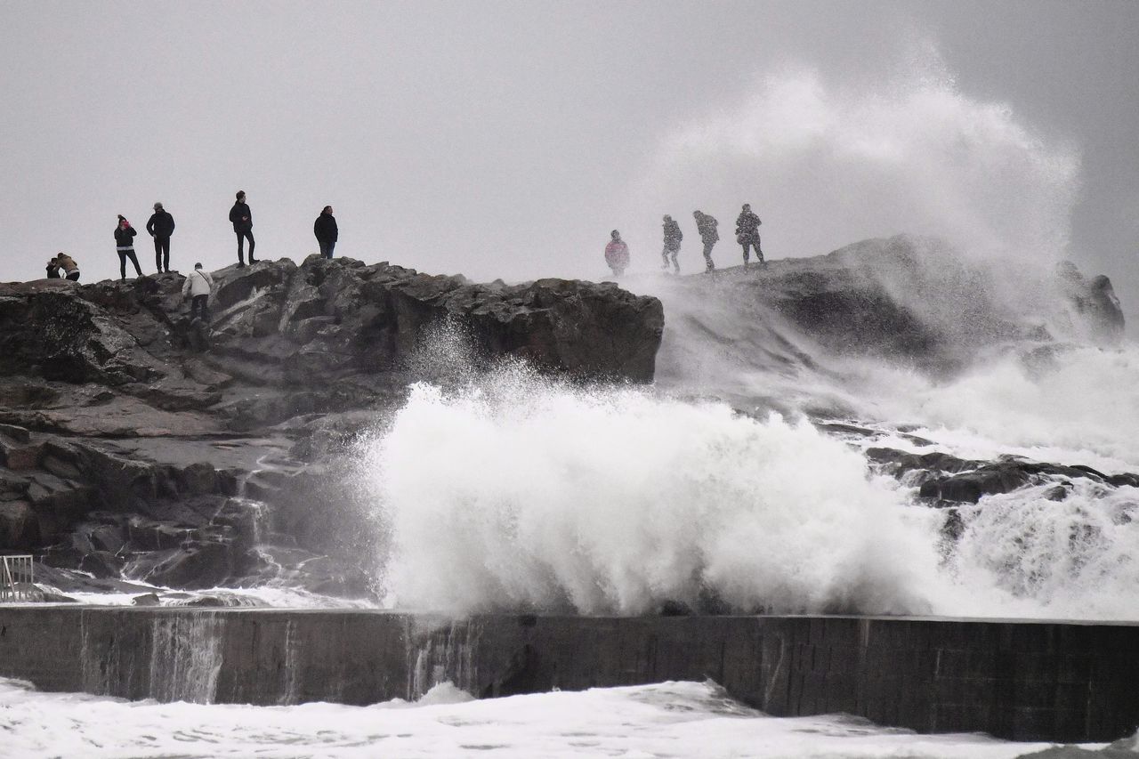 Tienduizenden Fransen zonder stroom door storm - NRC