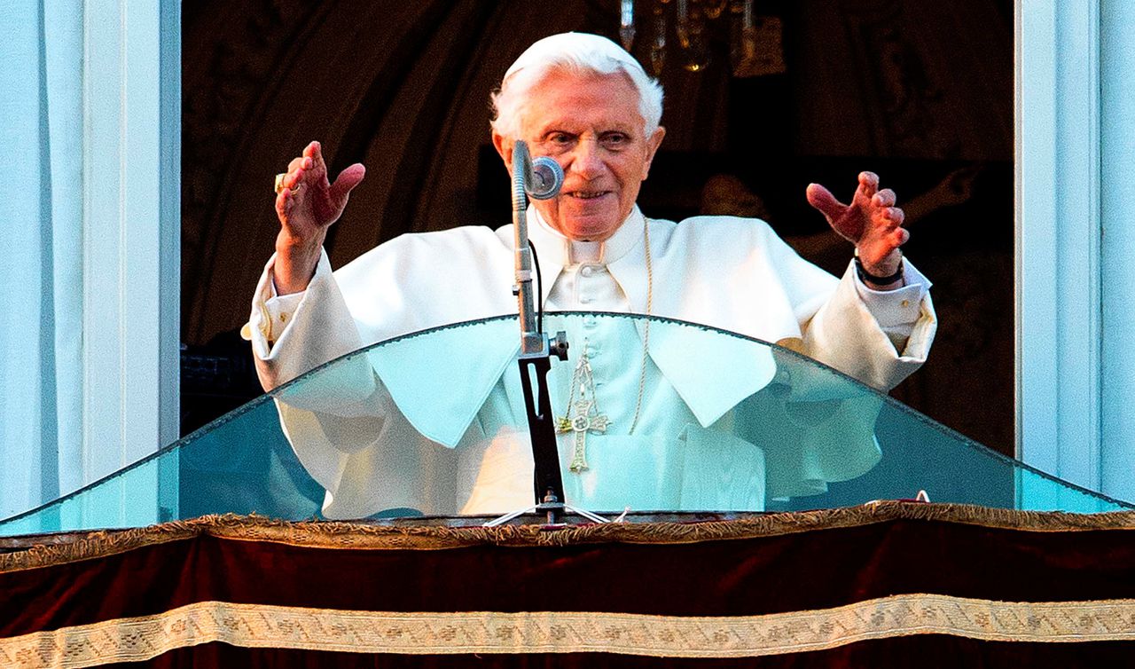 ‘Emeritus paus Benedictus is ernstig ziek’ - NRC